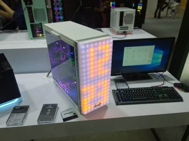 InWin 307: un chasis con un frontal lleno de LED RGB, completamente ...